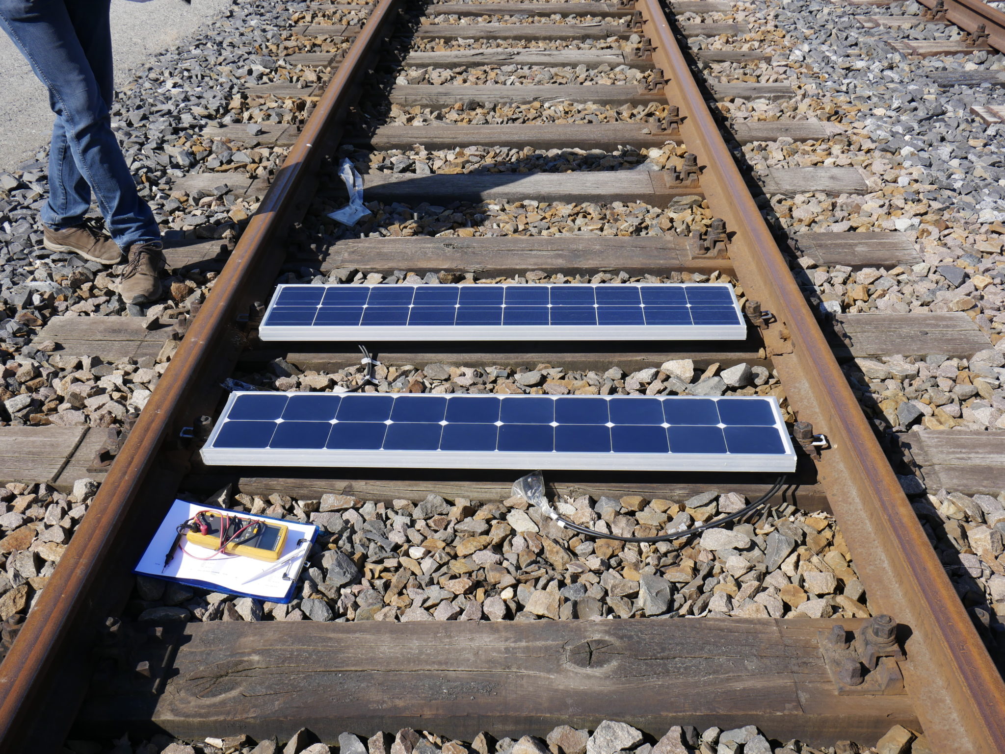 Deutsche Bahn: Solar cells between the railway tracks can generate as ...